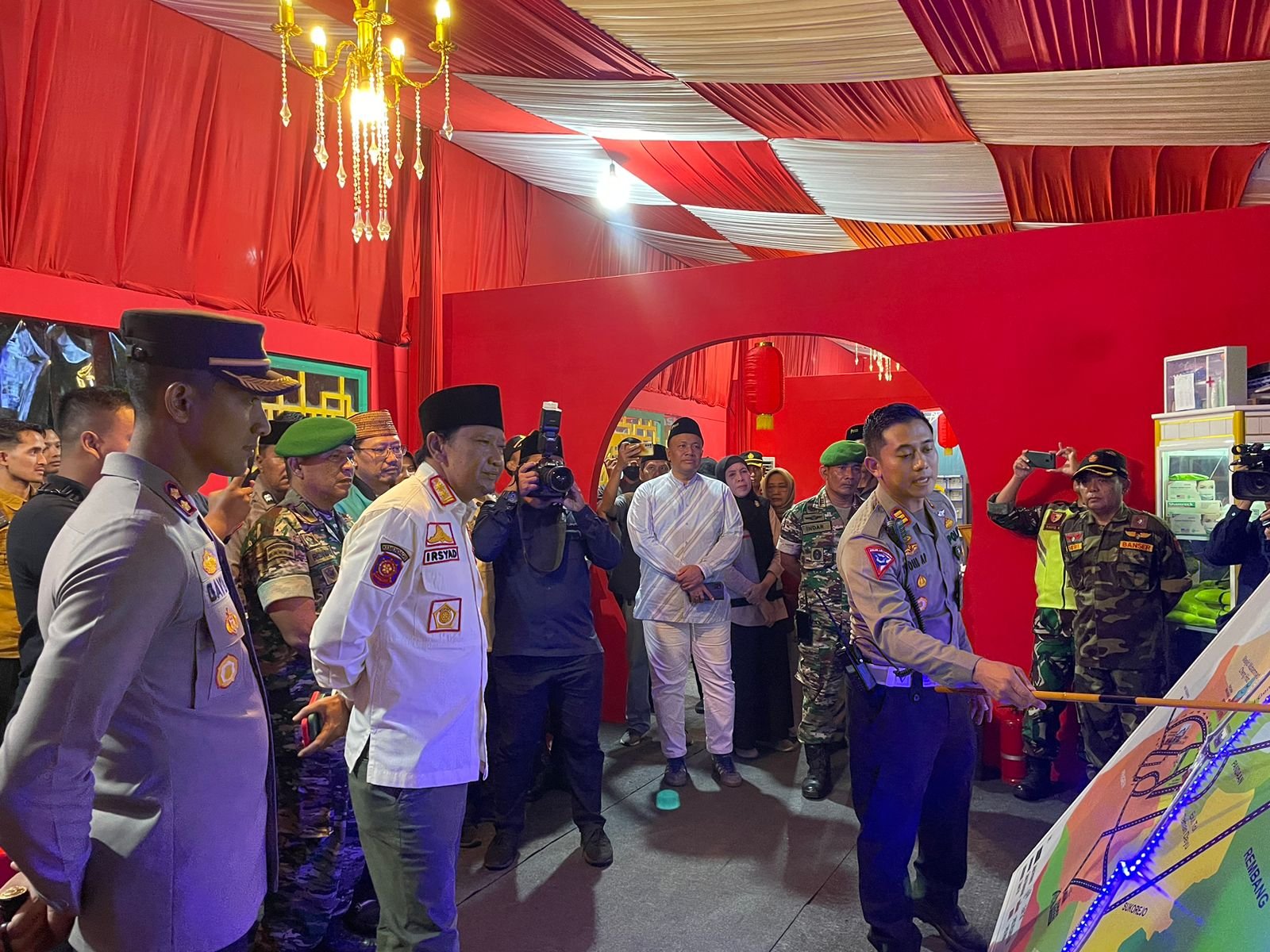 Malam Takbiran, Forkopimda Kabupaten Pasuruan Mengecek Pos Pelayanan Operasi Ketupat Semeru 2023