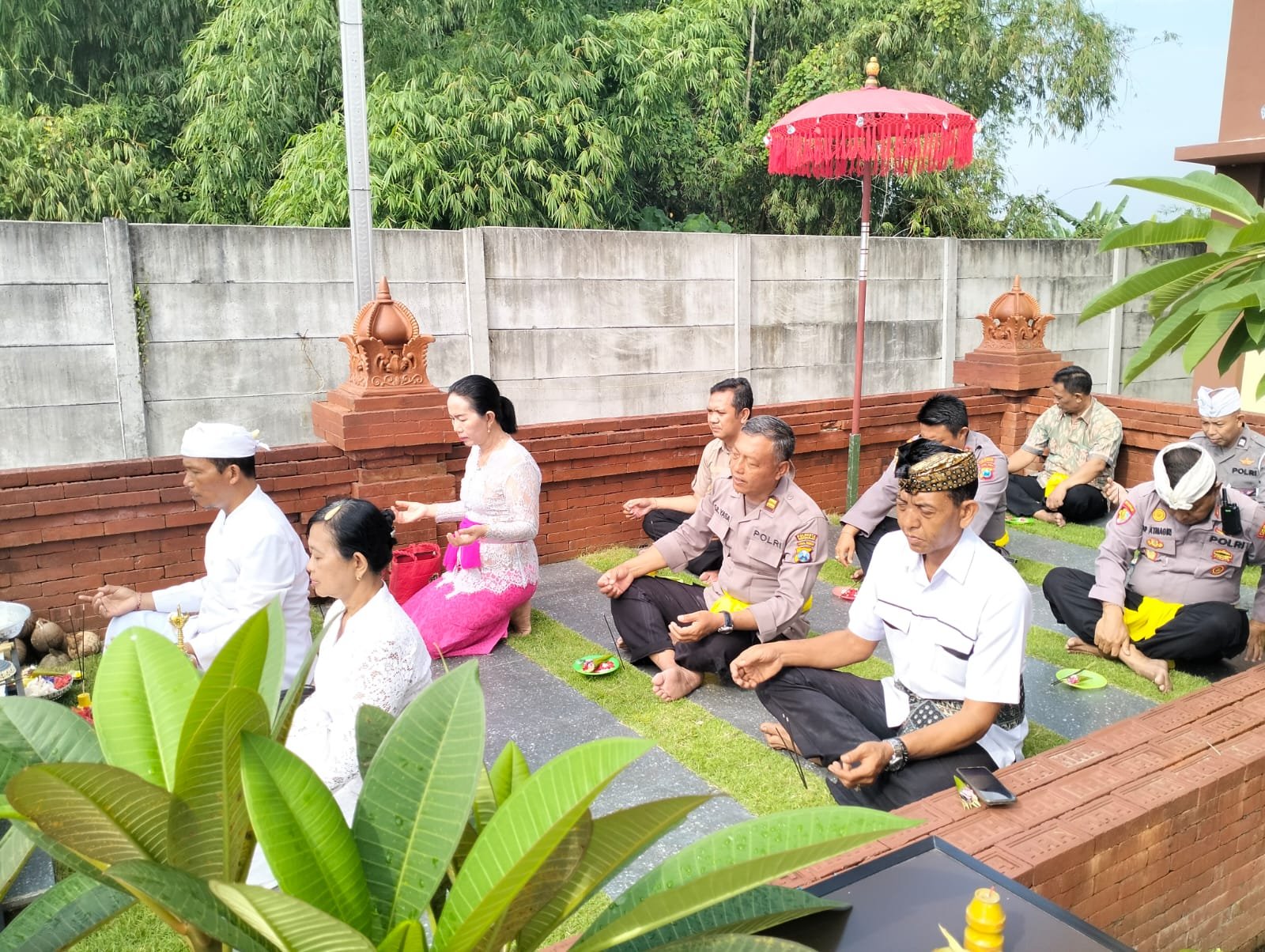 Ibadah Tumpek Wayang di Pura Kertha Bumi Bhayangkara - Sekilas Media