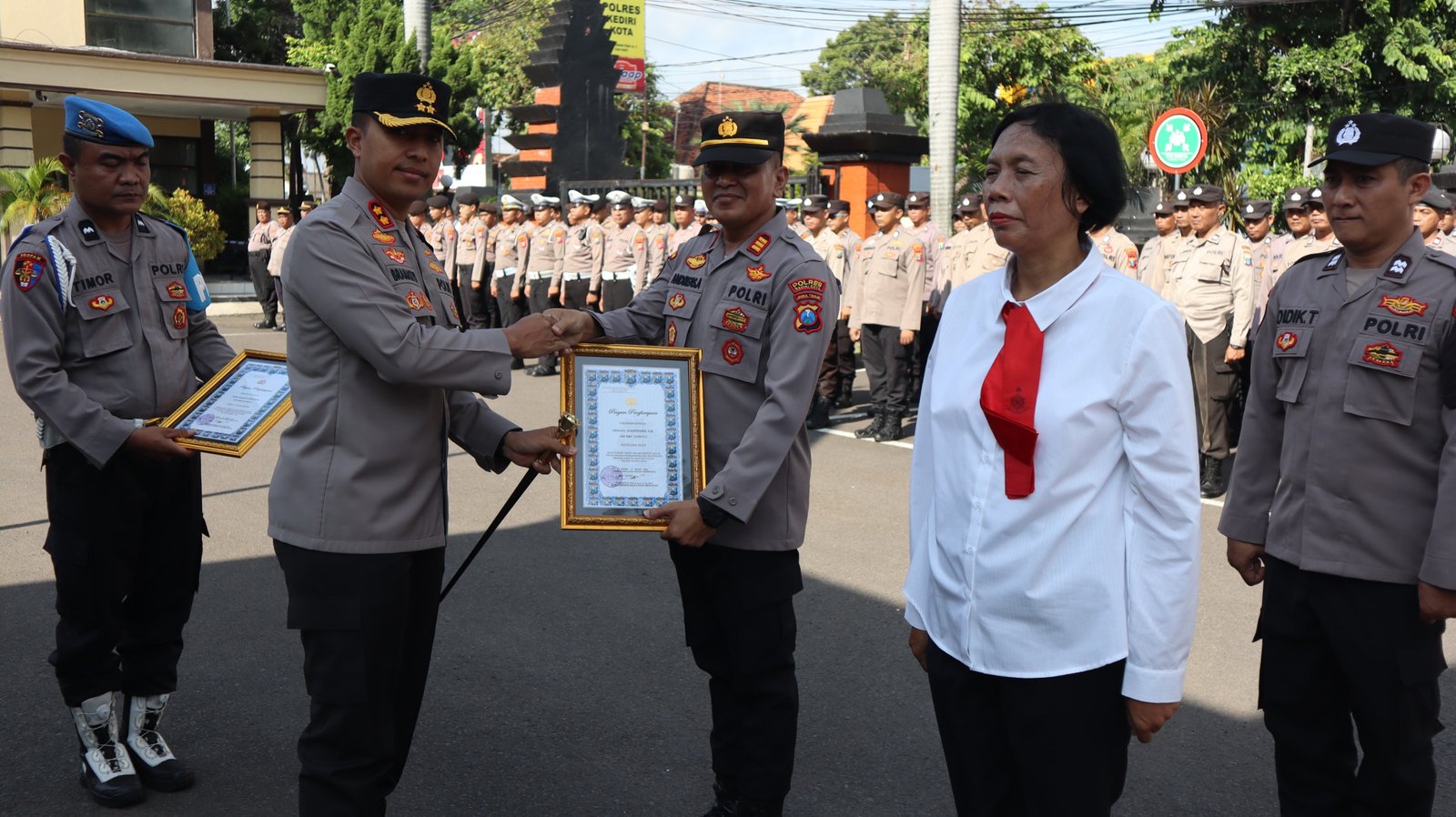 Kapolres Kediri Kota Berikan Penghargaan Kepada Personel Yang Berpretasi