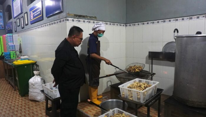 Pastikan Makanan Layak dan Higienis, Petugas Dapur Lapas Mojokerto ...
